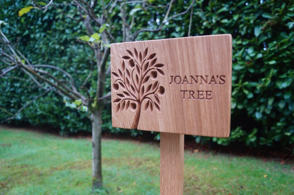 Engraved Tree Memorial Plaques | TraditionalWoodenGifts.co.uk