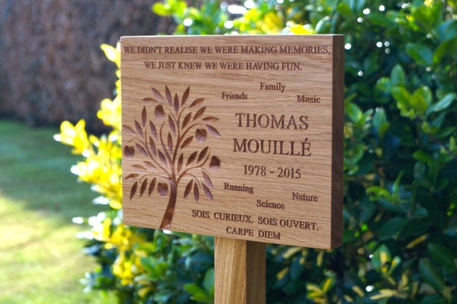 Engraved Tree Memorial Plaques | TraditionalWoodenGifts.co.uk